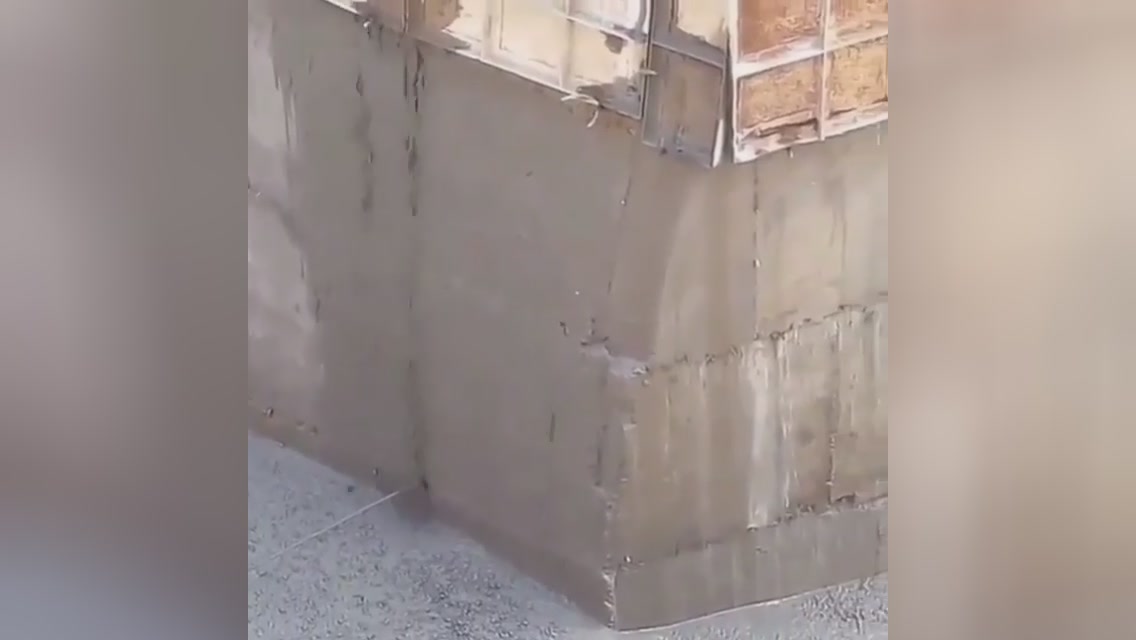 اجرای قالب بندی نامناسب و خروج شیره بتن از زیر قالب Improper formwork ...